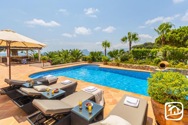 Rent villas with private pool in Moraira for your holiday