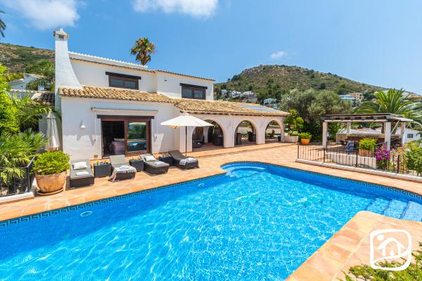 Rent villas with private pool in Moraira for your holiday