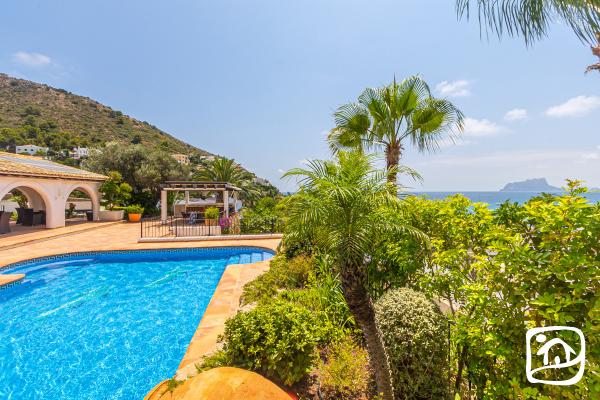 Rent villas with private pool in Moraira for your holiday