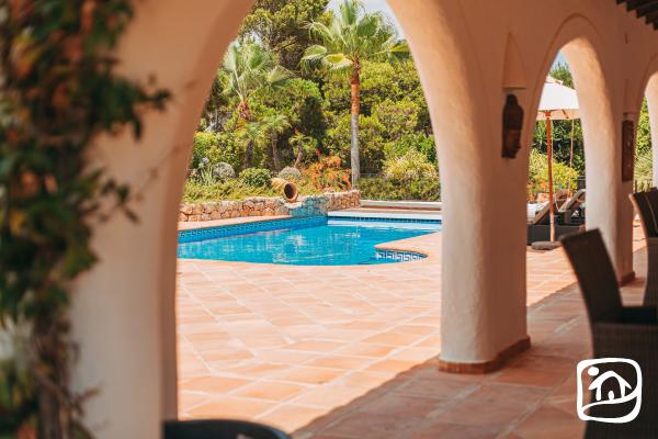 Rent villas with private pool in Moraira for your holiday